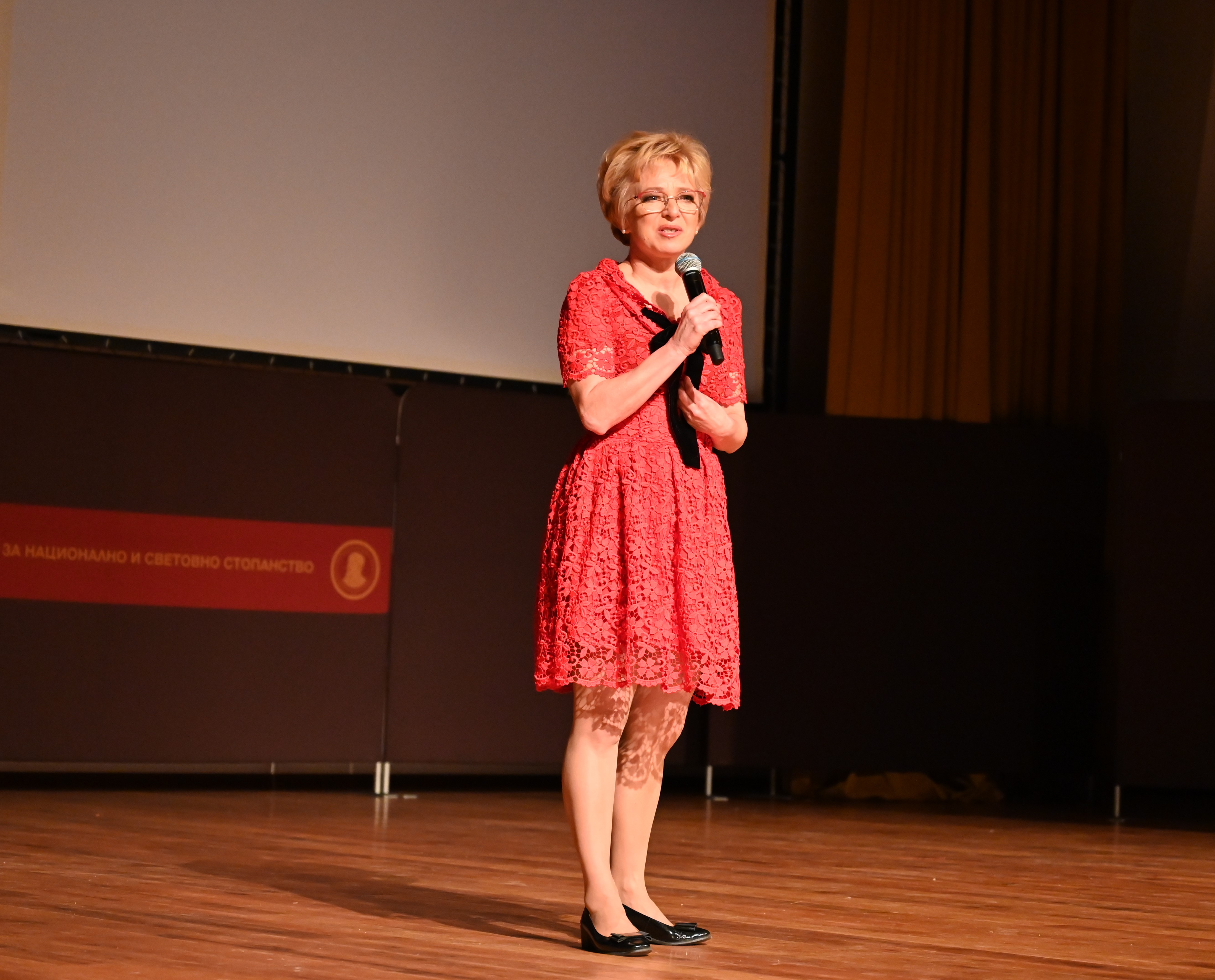 УНСС Спектакълът „Духът прави силата“ изправи на крака публиката в аула „Максима“